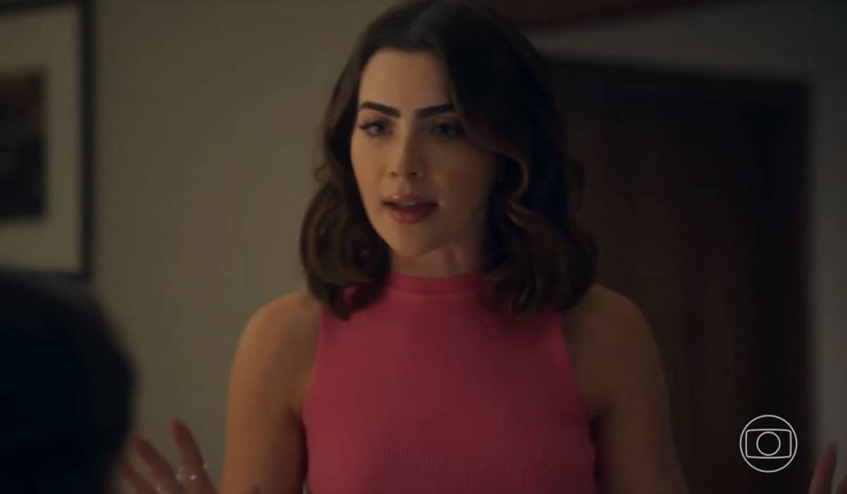 Júlia incentiva Chiara a procurar Moretti em Travessia