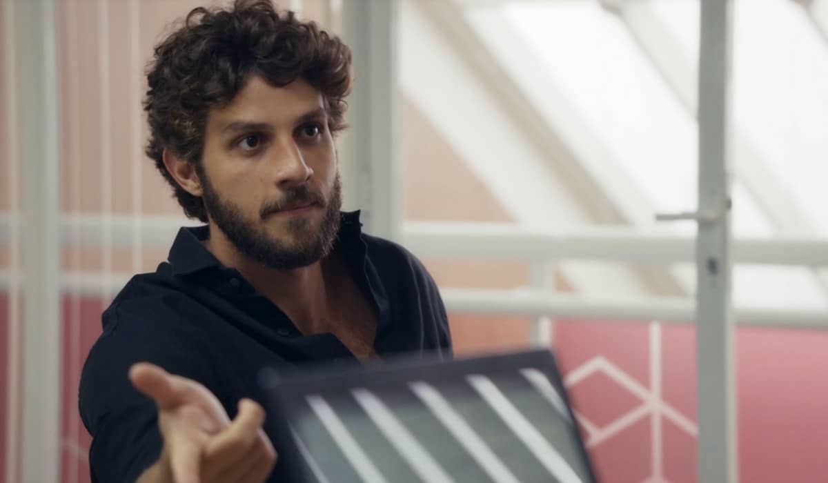 Chiara confronta Ari e cala o namorado ao constatar o óbvio em Travessia