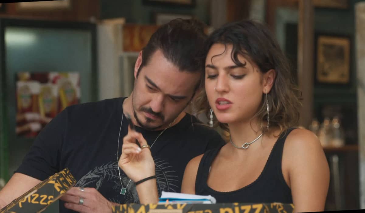 Jenifer fica em choque ao descobrir que Tatá está trabalhando no bar em Vai na Fé