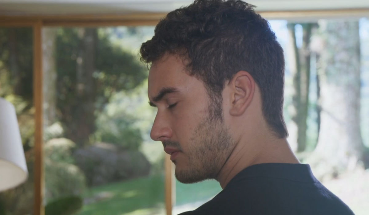 Internado, Jonas fica depressivo e leva sermão de Giovanni em Elas por Elas